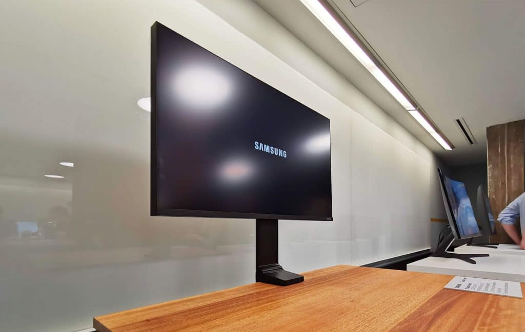 Samsung's Space monitor returns your desk space via clamp – Pickr