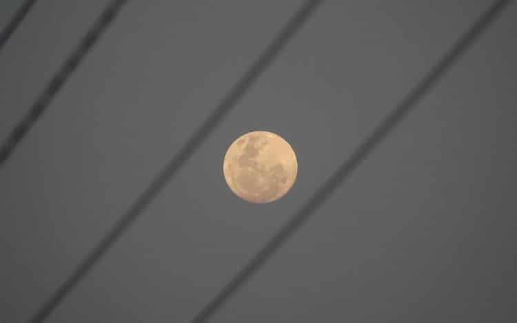 How to take great photos of the moon on your phone – Pickr