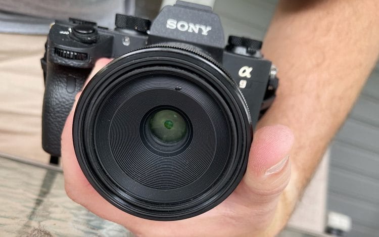 How to hold a camera – Pickr