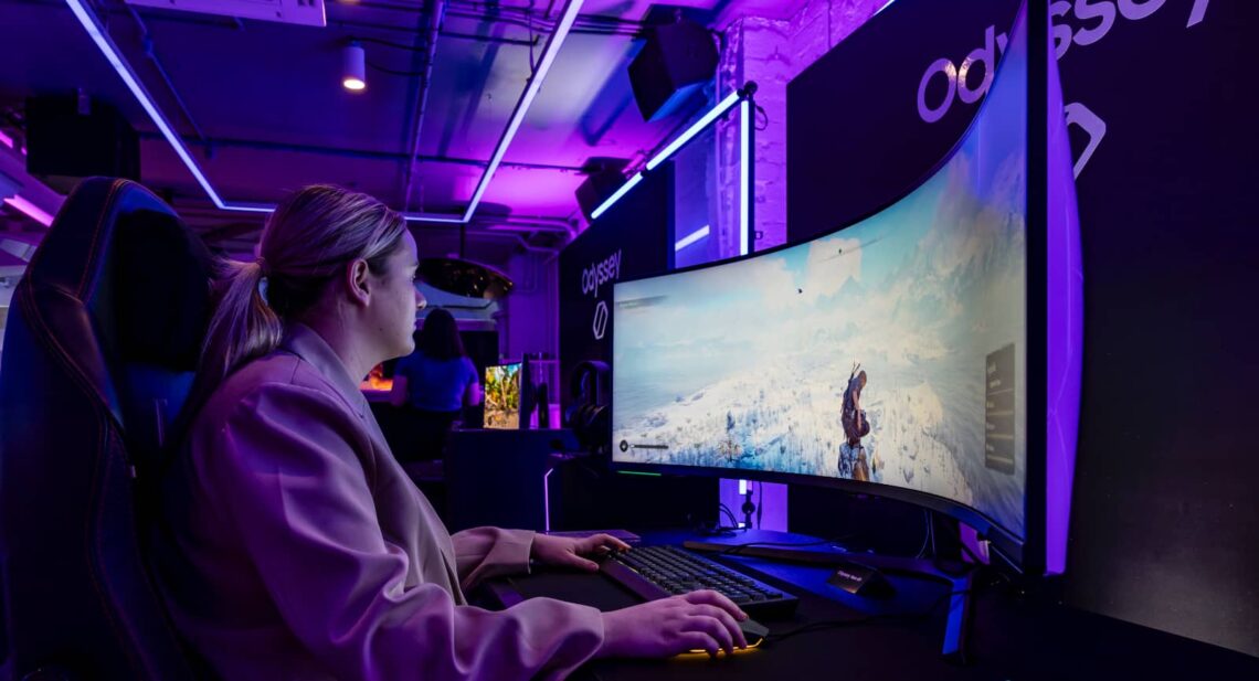 Samsung wraps two UHD screens in a 57 inch ultra-wide – Pickr