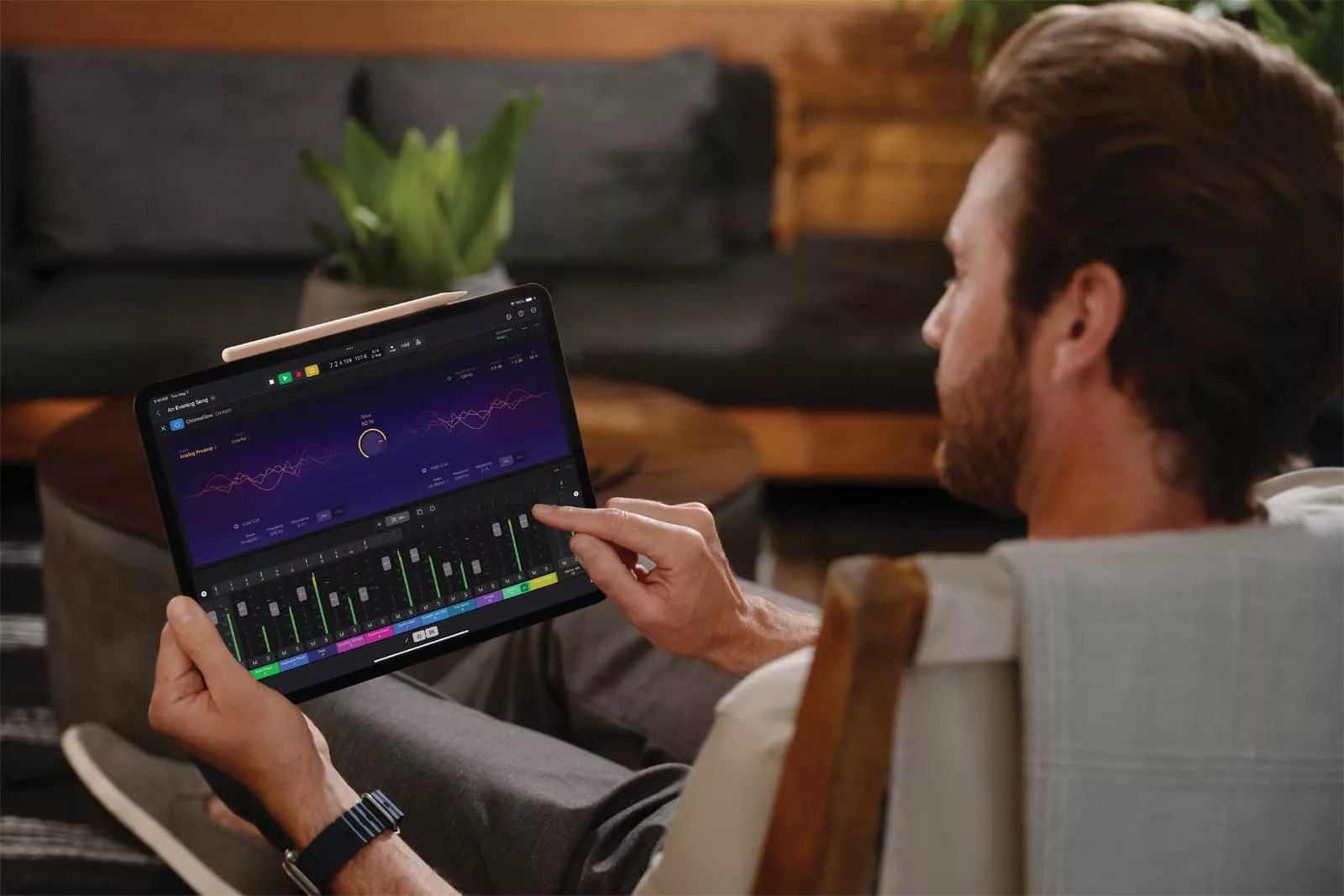 About Leigh :) Stark, Founder & Editor – Pickr